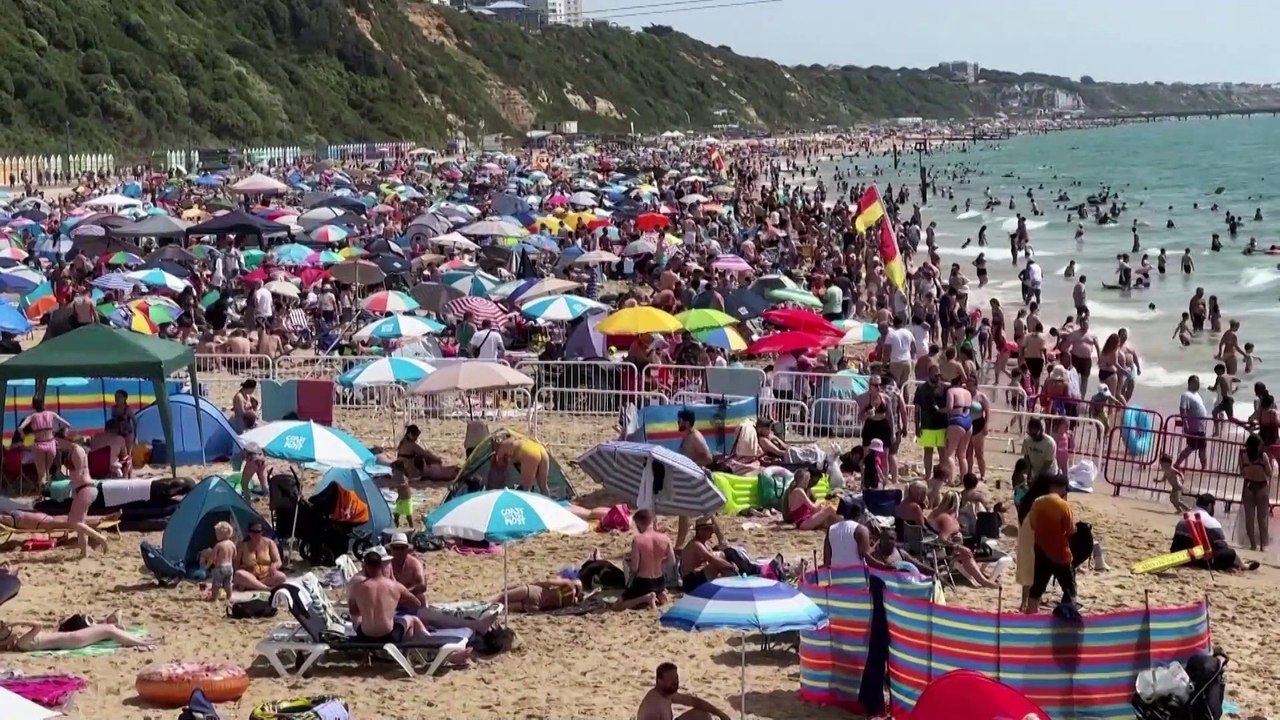 Beachgoers head to Bournemouth over the weekend as UK temperatures set ...