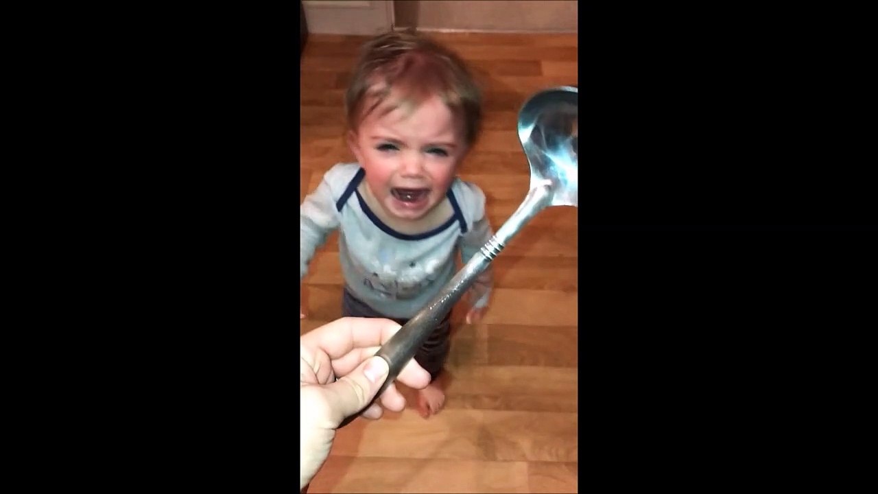 Comment calmer un enfant... avec une simple louche - Vidéo Dailymotion