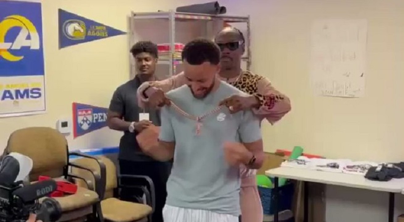 Stephen Curry was gifted Death Row chain from Snoop Dogg - video ...