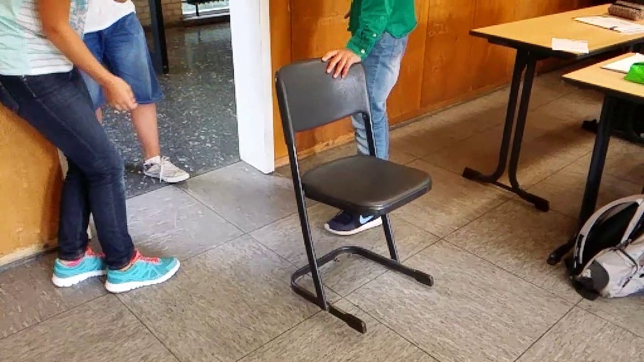 Chair kick - video Dailymotion