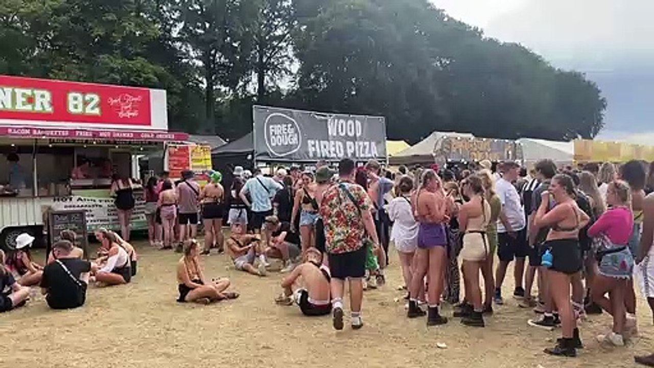 Leeds Festival food queues ahead of Sunday night headline sets - video ...