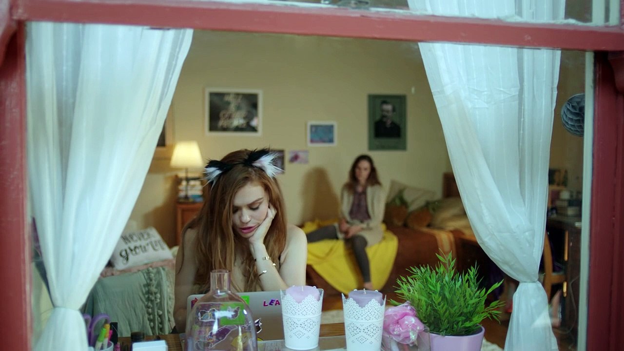 BB Dakota Presents FLUFFY starring Sarah Ramos & Holland Roden - Vídeo ...
