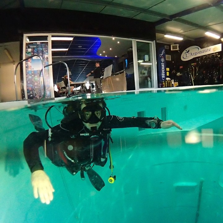 Près de Toulouse, le premier escape game sous-marin - video Dailymotion