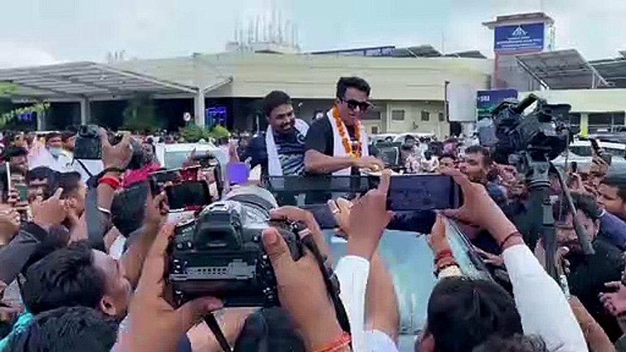 Actor Sonu Sood पहुंचे बिहार लोगो ने लिट्टी चौखा से किया स्वागत - video Dailymotion