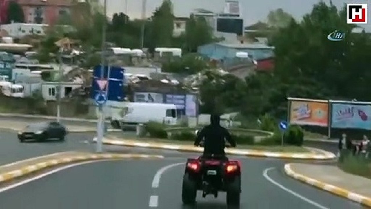ATV sürücüsünün tehlikeli şovu kamerada - Dailymotion Video
