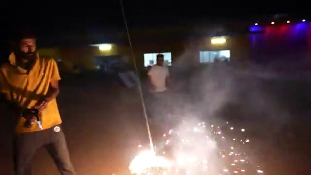 We Try Diwali Chakri In Air - ये तो उड़ने लग गई --(360P) - video ...