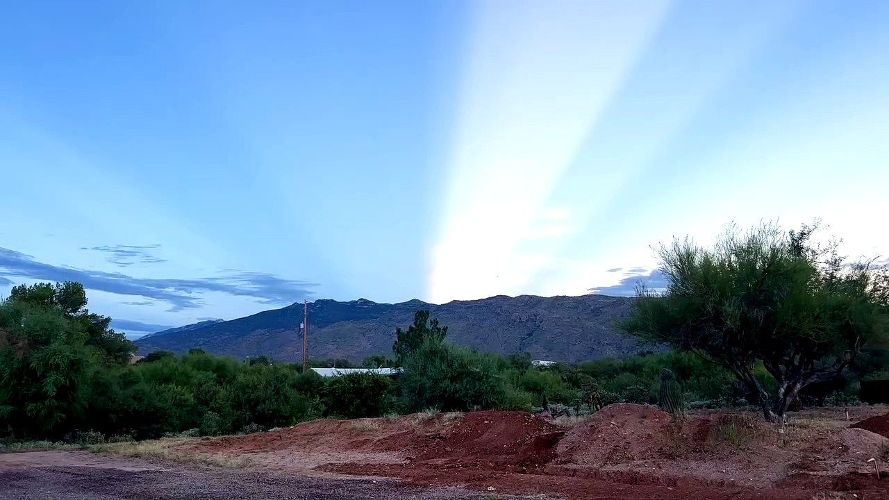 Light Beam From Setting Sun Shoots Across Sky - video Dailymotion
