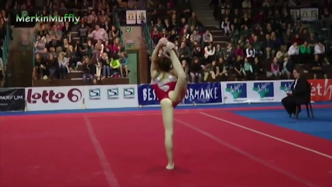 Italian Gymnast wardrobe malfunction floor routine - video Dailymotion