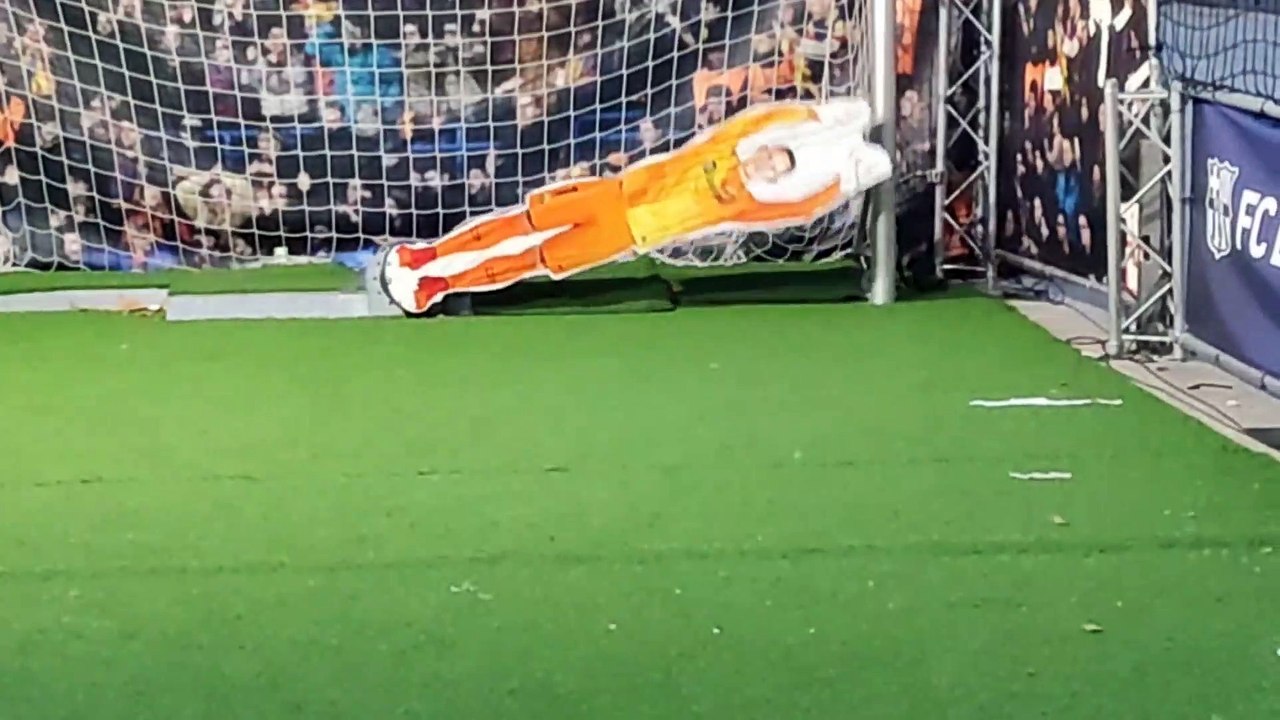 El nuevo portero robot que revoluciona el Camp Nou - Vídeo Dailymotion