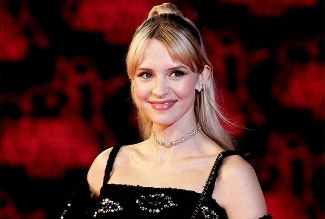 Angèle métamorphosée en Falbala avec de très longs cheveux… Une photo ...