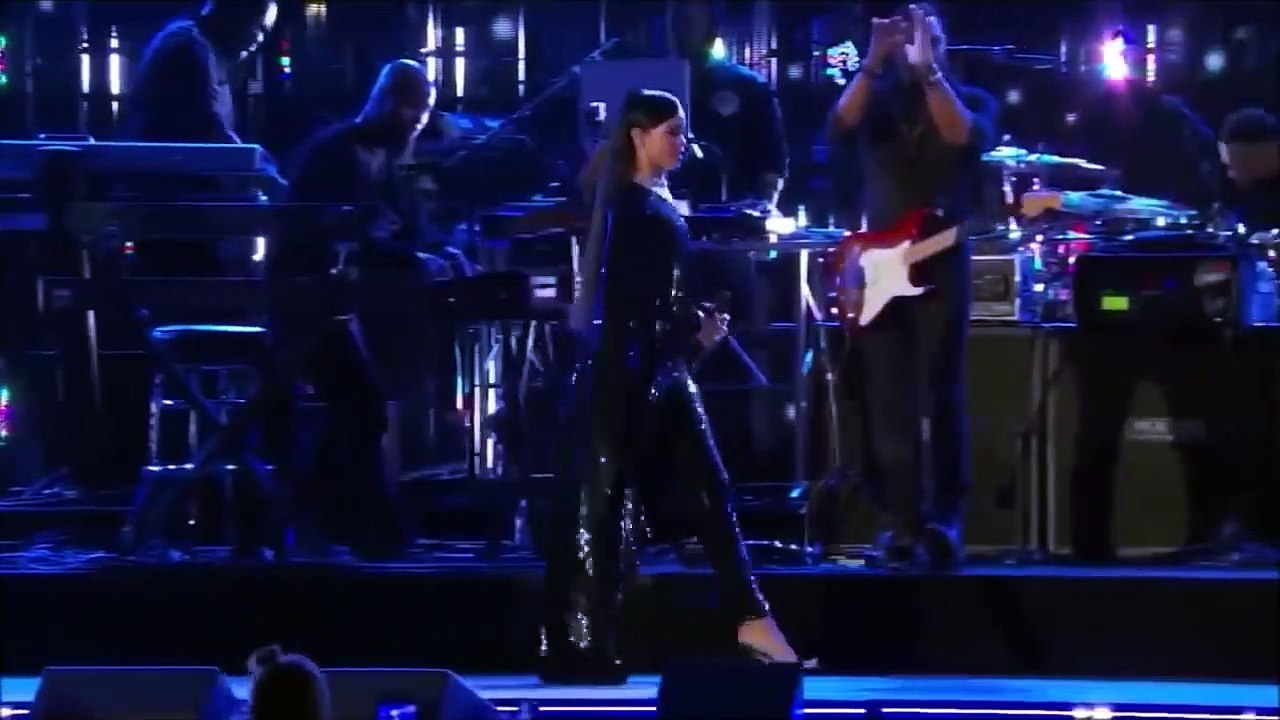 Rihanna chante "Diamonds" en live - Vidéo Dailymotion