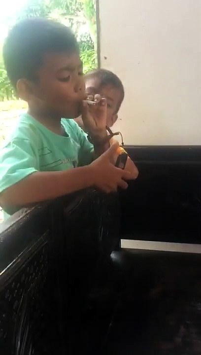 Little boy learning to smoke - Video Dailymotion