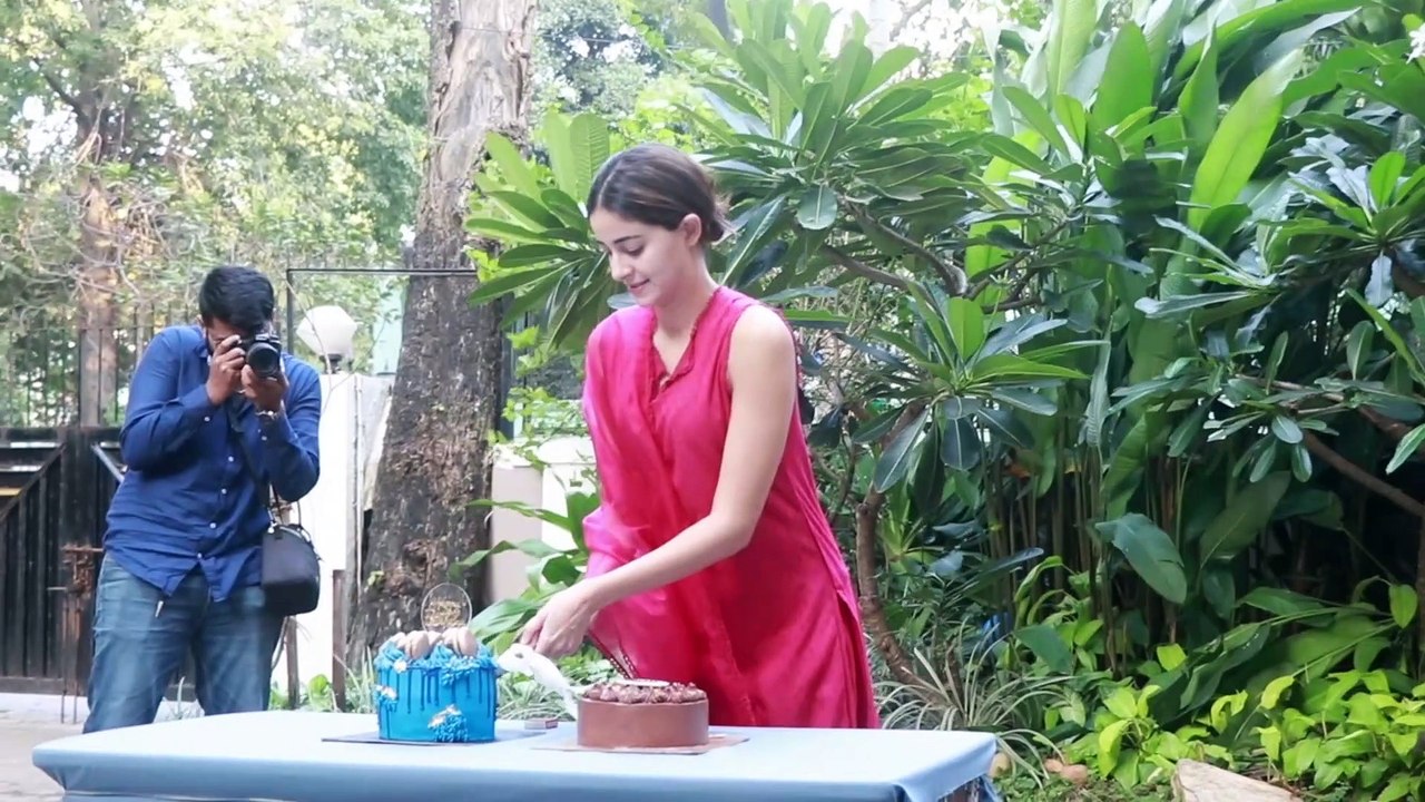 Kareena Kapoor reacts to Ananya Panday's 'Poo' avatar - video Dailymotion