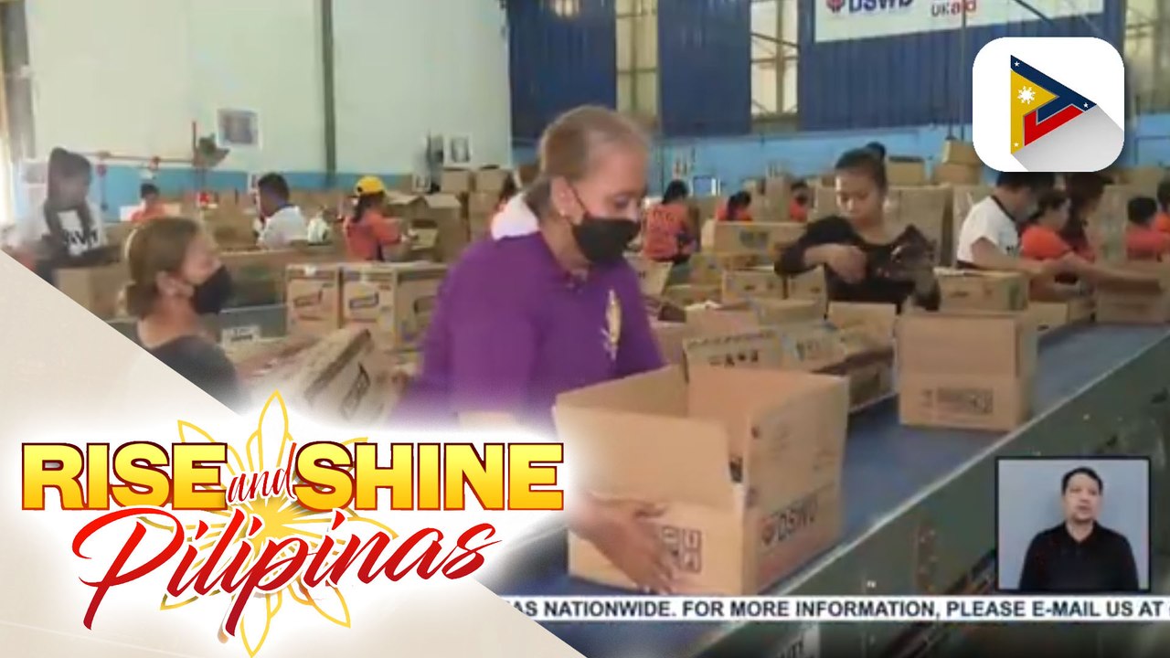 Mga kawani ng PNP, BFP, at AFP, tumulong sa repacking ng relief goods ...