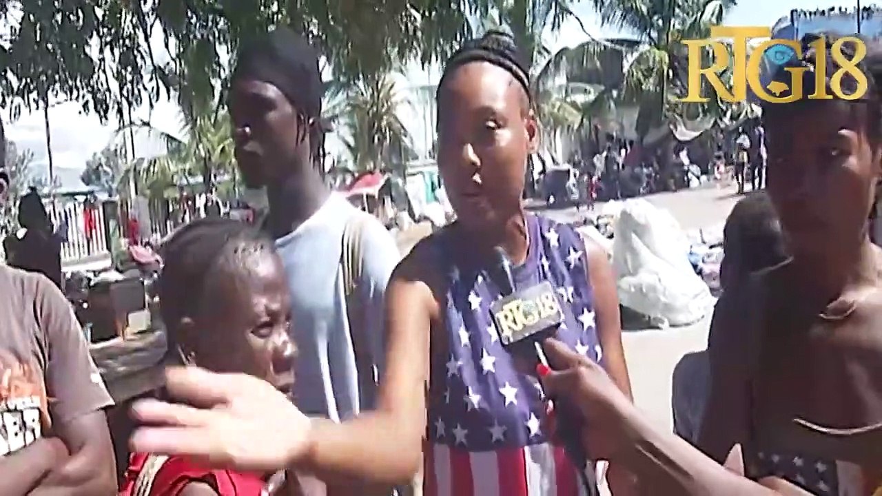 Kèk paran ak timoun k'ap viv sou plas Hugo Chavez fè konnen li enpòtan ...