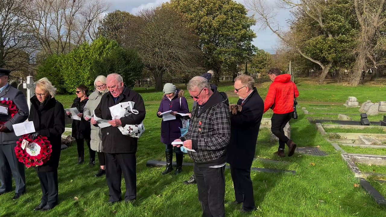 Friends of Westoe Cemetery hold remembrance day service - video Dailymotion
