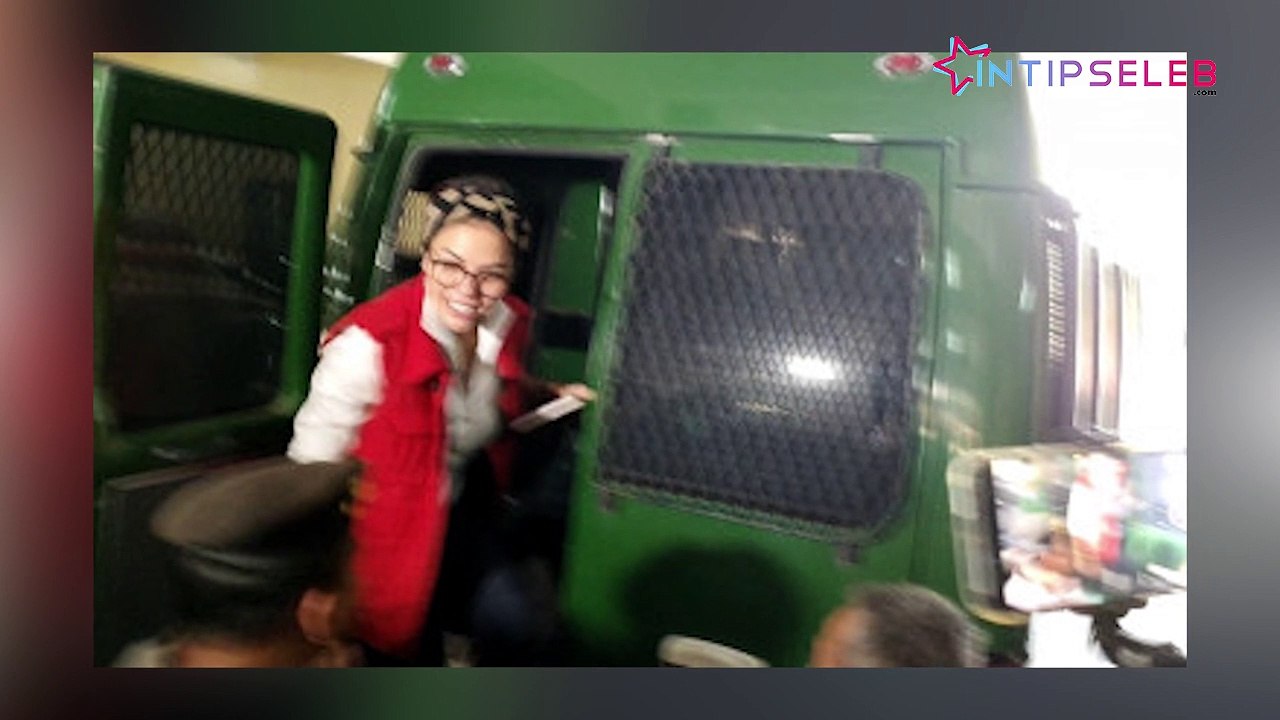 Nikmir Beri Senyum Lebar saat Turun dari Mobil Tahanan - Video Dailymotion