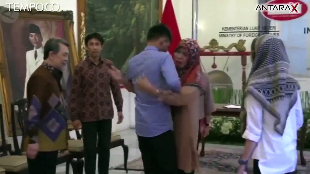 Menlu Serahkan WNI Sandera Abu Sayyaf ke Keluarga - video Dailymotion