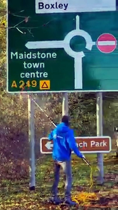 Cleaning up Maidstone road signs - video Dailymotion