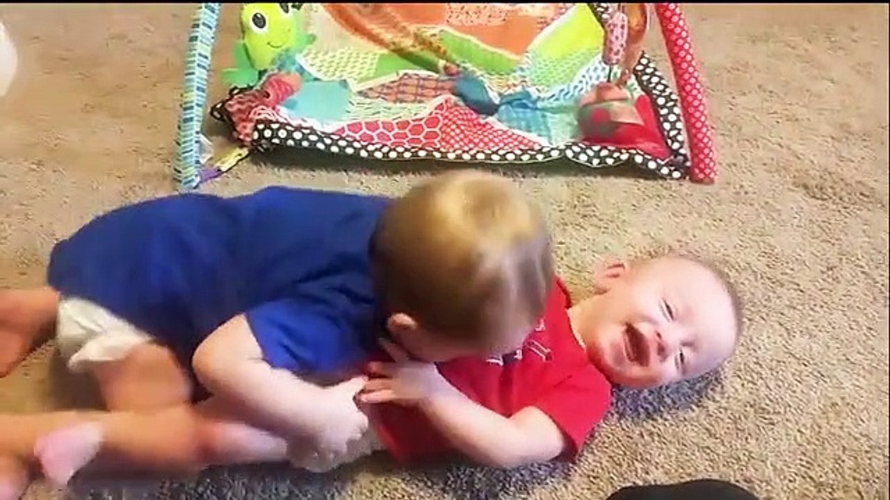 Best_Video_Of_Funny_Cute_Twin_Babies_-_Peachy_Vines - video Dailymotion