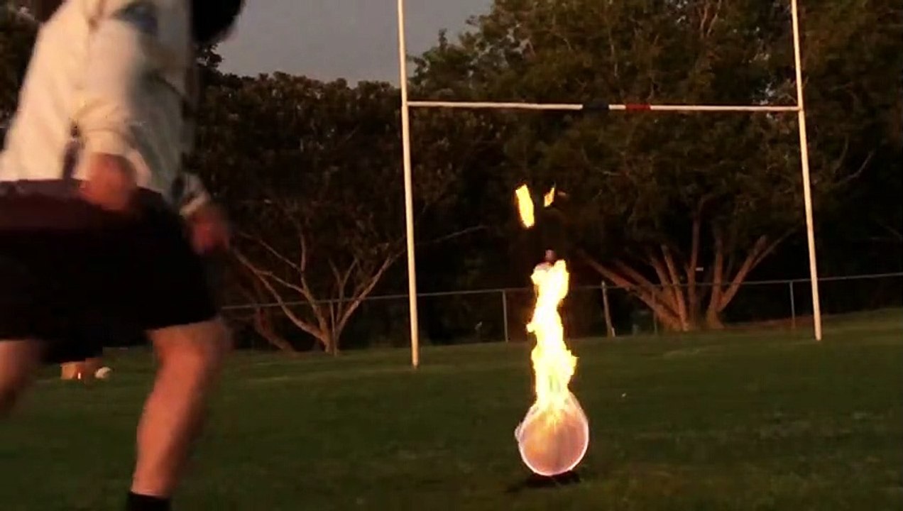 Kicking a Ball That's on Fire - video Dailymotion