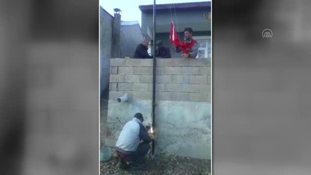 Zihinsel engelli Ercan'ın koynunda taşıdığı bayrak artık evinin önünde ...