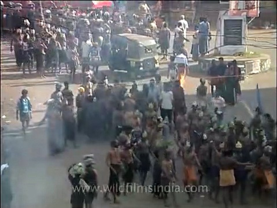 Hindu devotees celebrate next to Vavar mosque, Sabarimala(1) - video ...