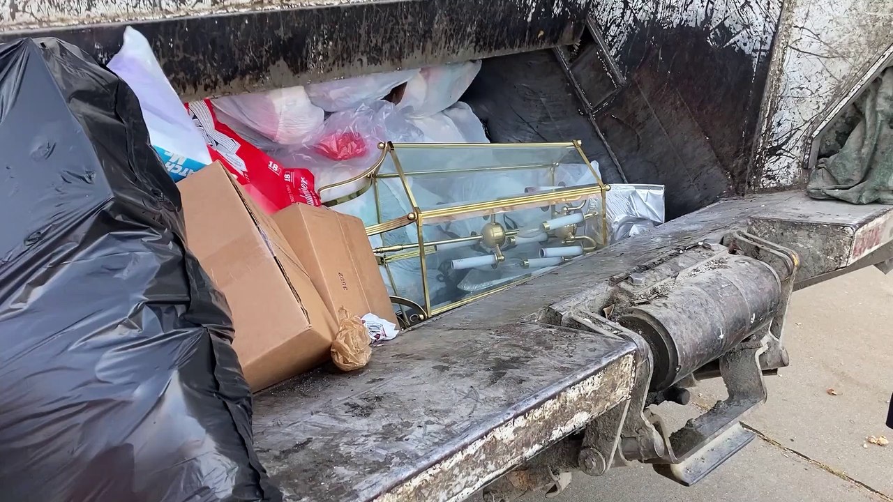 Garbage Truck Demonstrates Crushing Power - video Dailymotion