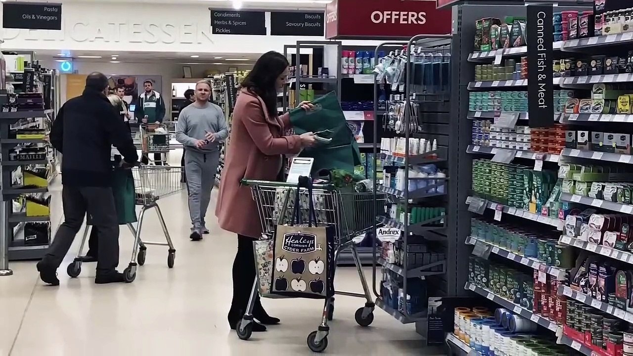 Kate Middleton spotted shopping at Tesco supermarket - video Dailymotion