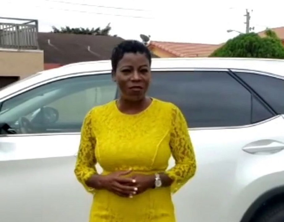 Etiquette expert demonstrates how to hold yourself in a ‘ladylike ...