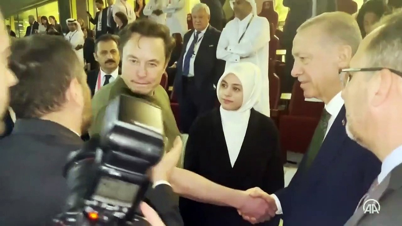 Quand Elon Musk rencontre le President Erdogan pendant la finale de la coupe du monde - Vidéo ...
