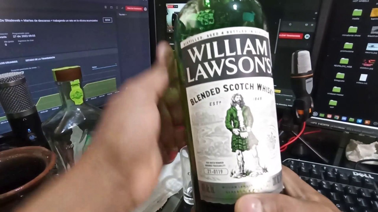 Preparando un jaibol con whisky william lawson's hielo y agua mineral ...