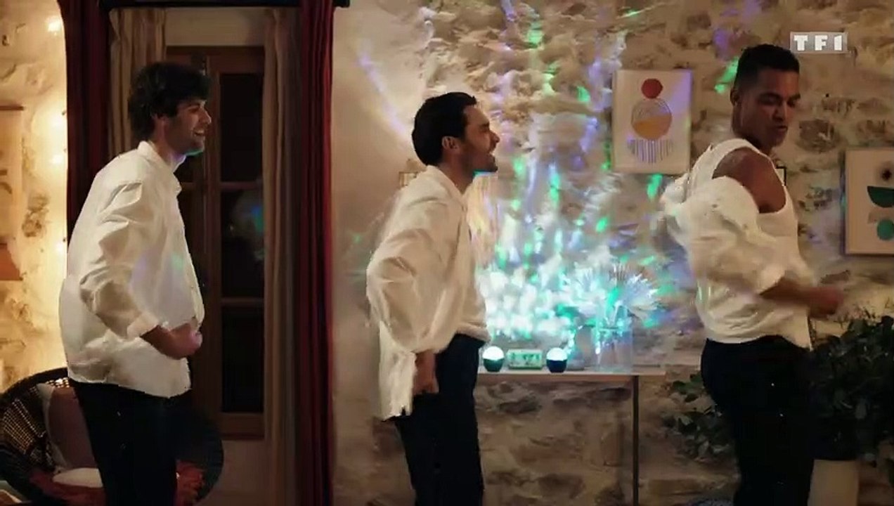 Des strip-teaseur à la coloc ! - Vidéo Dailymotion