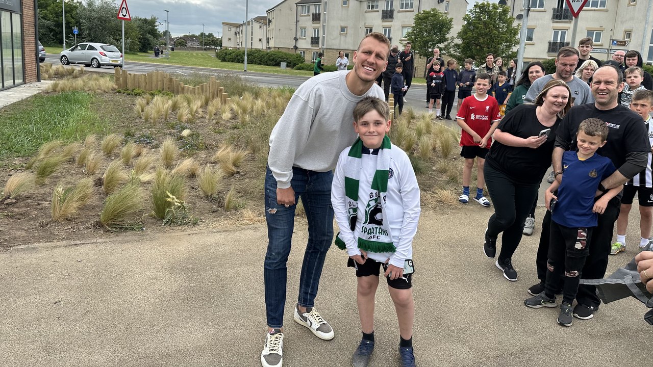 Newcastle star Dan Burn given hero’s welcome in Blyth - video Dailymotion