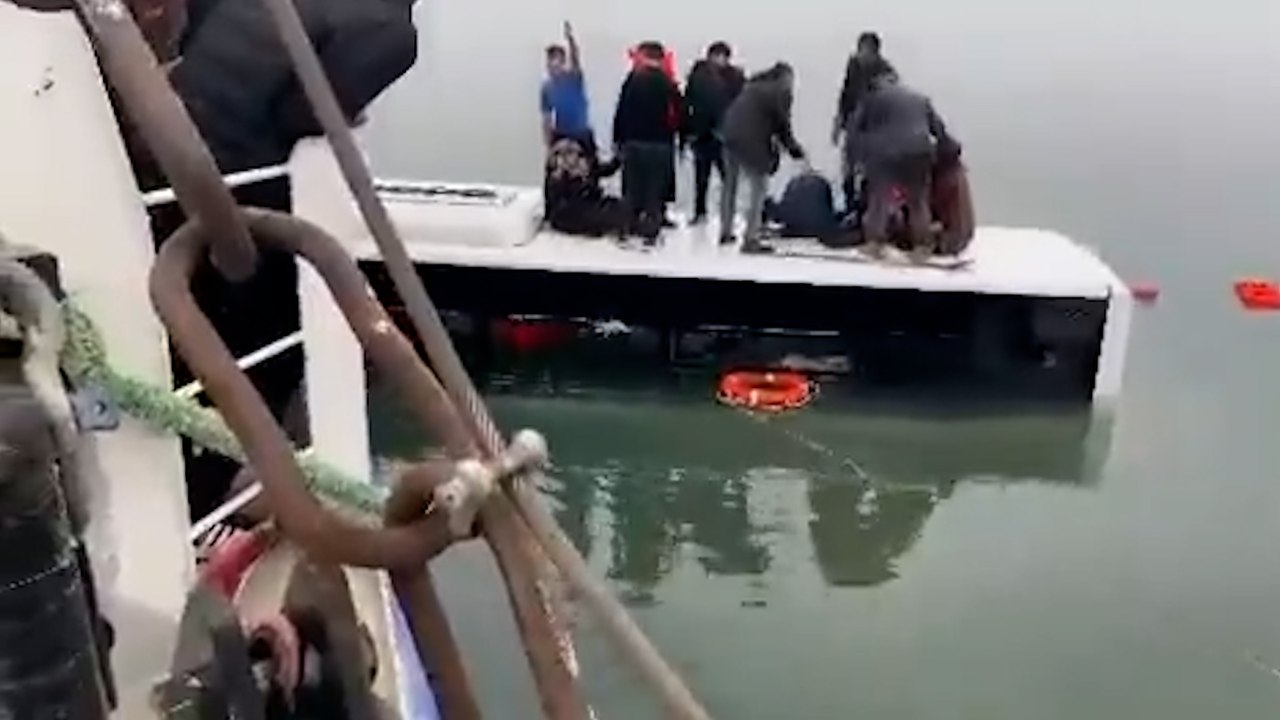 Turquie : panique à bord d’un bus incontrôlable qui finit sa course dans l’eau - Vidéo Dailymotion