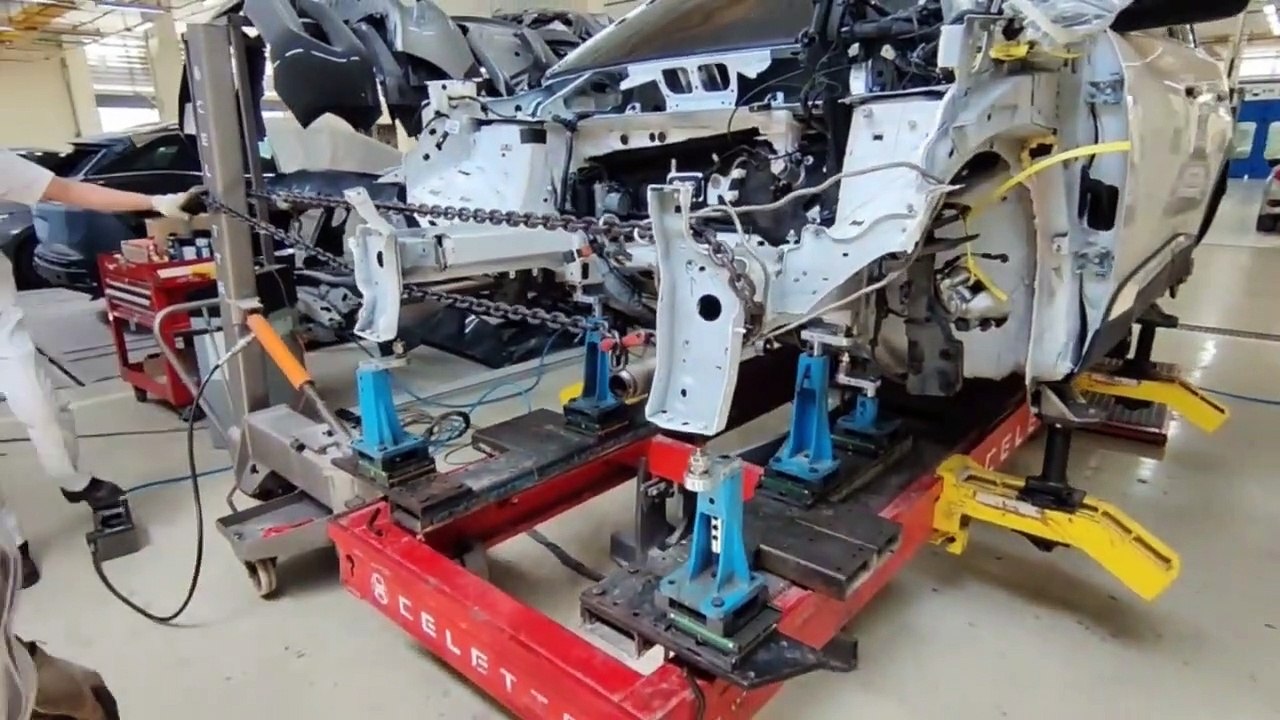 Front accident collision repair on Celette bench with Universal Jigs ...