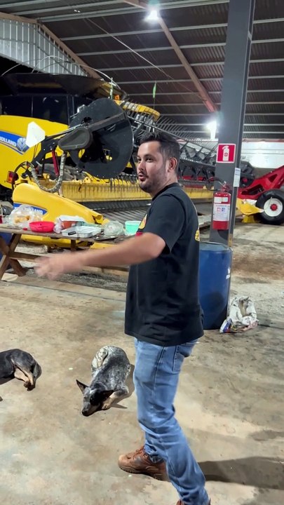 Man Has His Chair Legs Kicked Out From Under Him - video Dailymotion