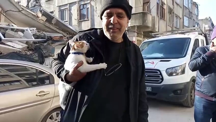 Üç gündür aradığı kedisi Pati'yi yıkık binadan kurtardı: "Çocuğumu ...