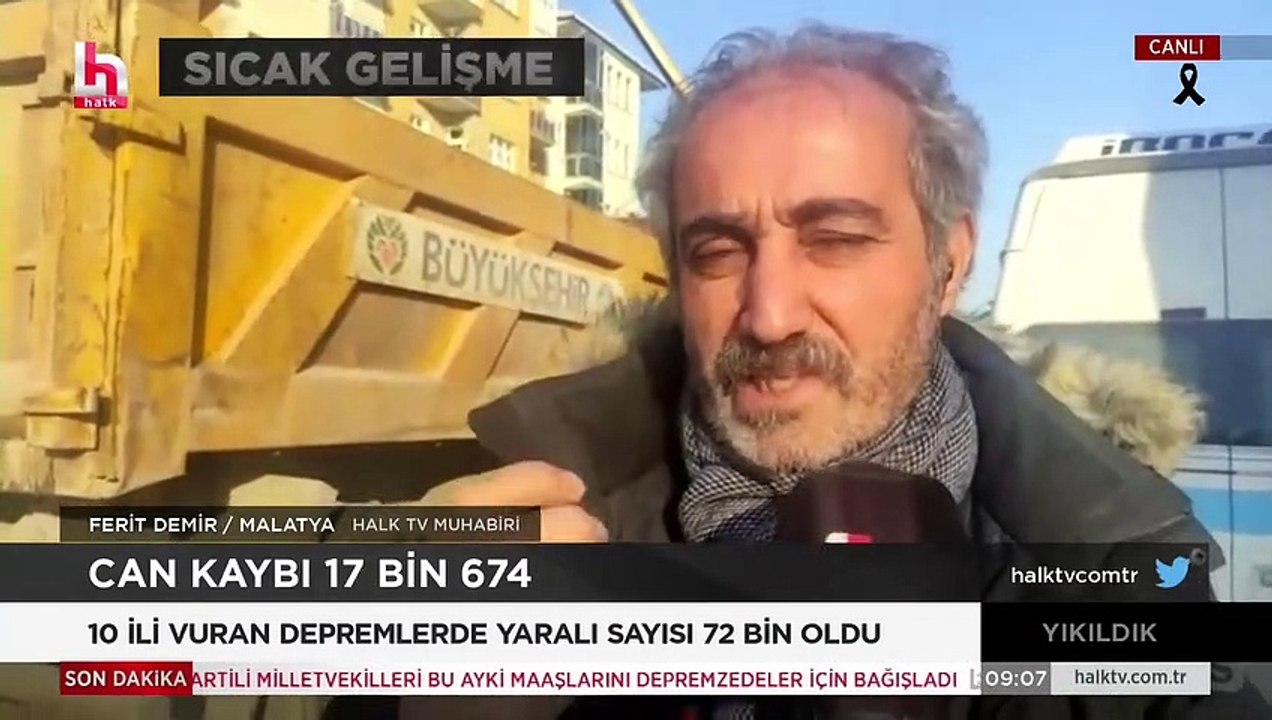 Polis, Halk TV muhabiri Ferit Demir'e enkazın başında tekme attı ...