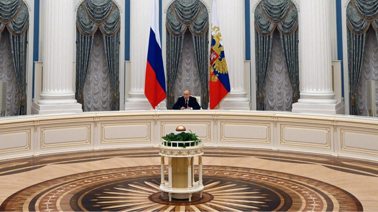Vladimir Putin and his obsession with big tables: here is what we know ...
