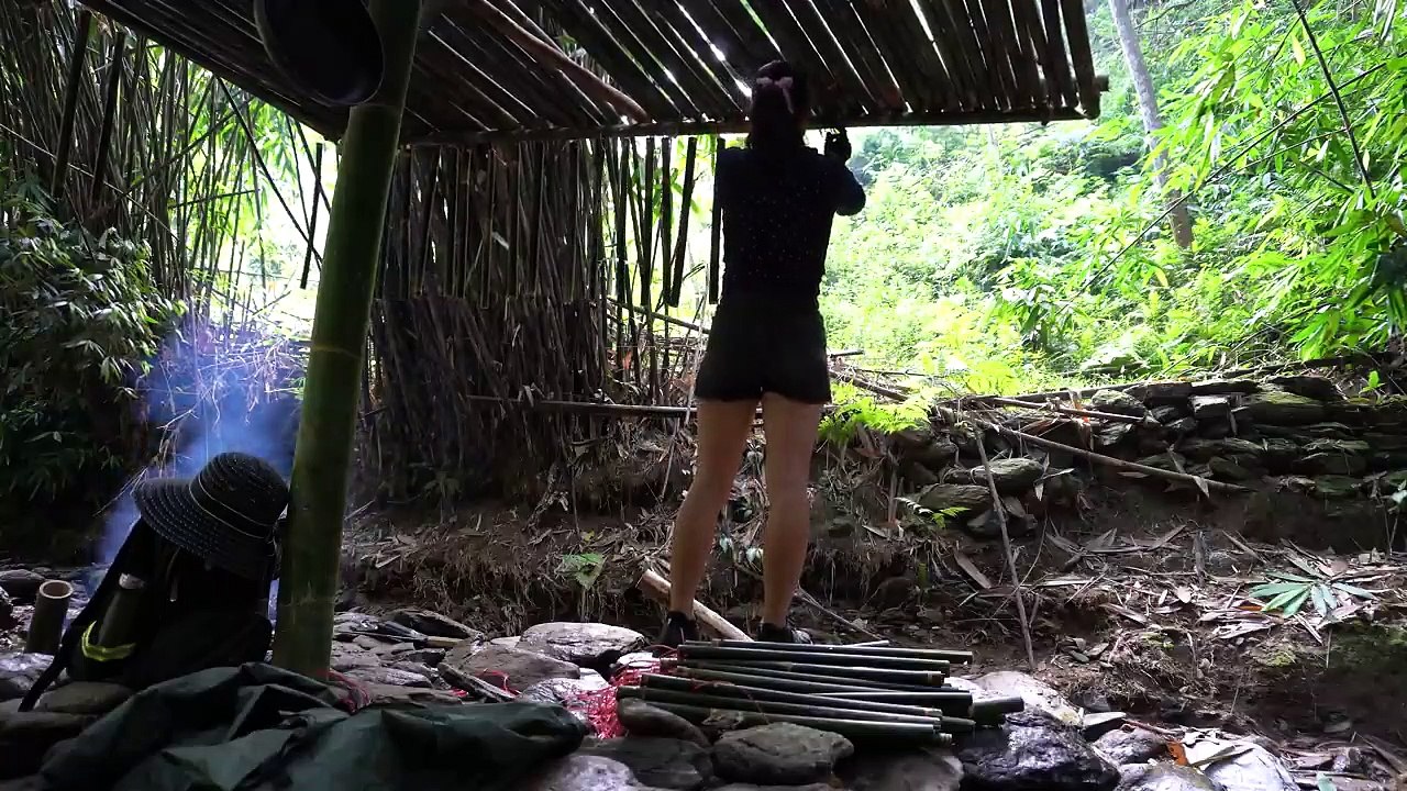 OFF GRID LIVING, Solo Camping & Bushcraft, Shelter Tent Decoration ...