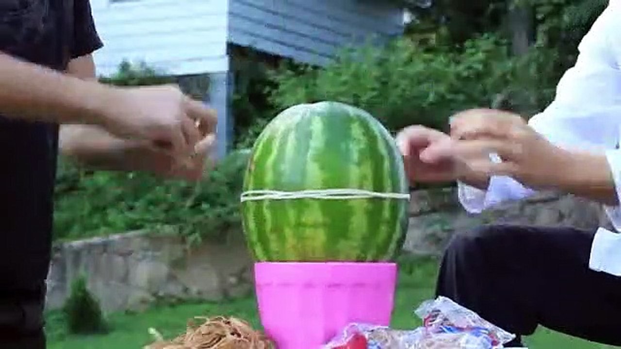 Rubber Watermelon Trick - Vidéo Dailymotion