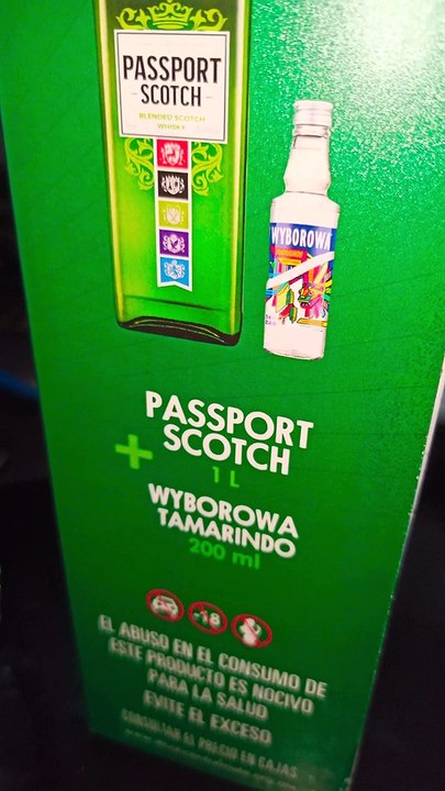 presentando una botella de whisky passport scotch con vodka de regalo ...