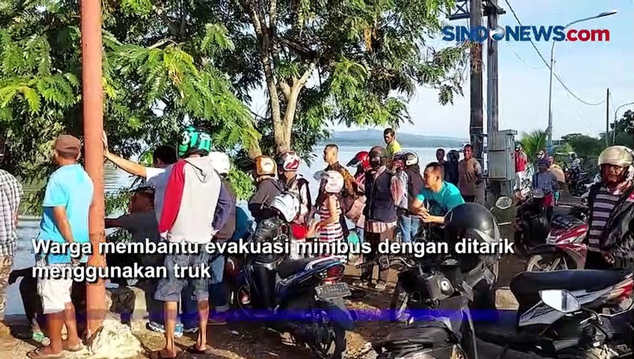 Minibus Warga Baubau Tercebur ke Laut saat Hendak Nobar Semifinal Piala ...