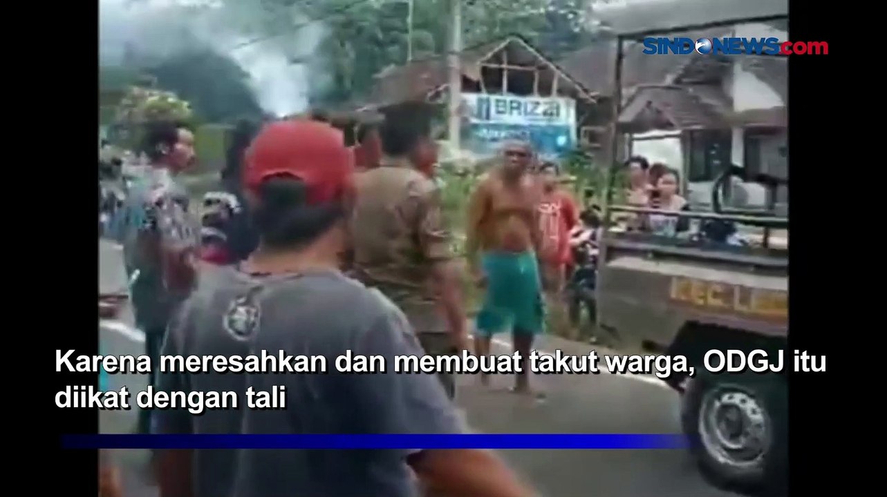 Tertangkap Basah Intip Orang Mandi, ODGJ Diikat ke Tiang Listrik di Jember - Video Dailymotion