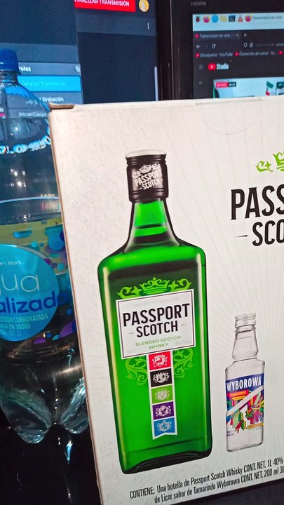 unboxing caja de whisky passport scotch me regalan una botella de vodka ...