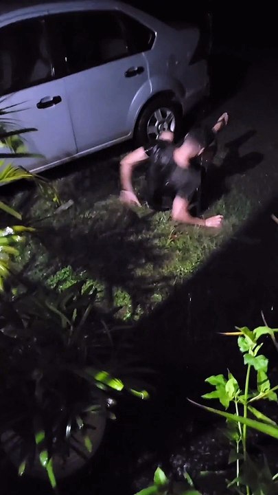 Guy Slips in Puddle While Trying to Get into Car - video Dailymotion