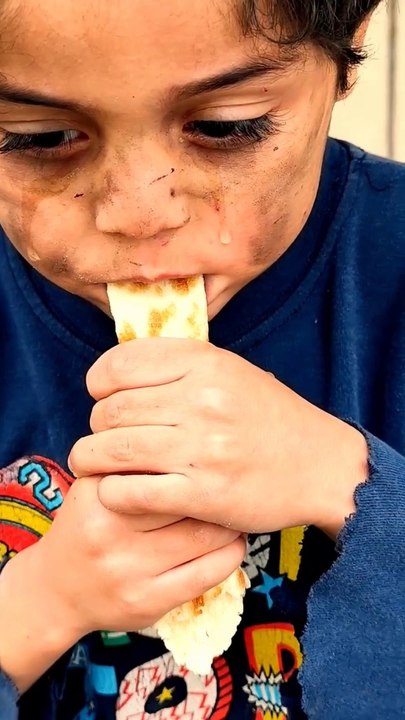 child crying while eating food - video Dailymotion