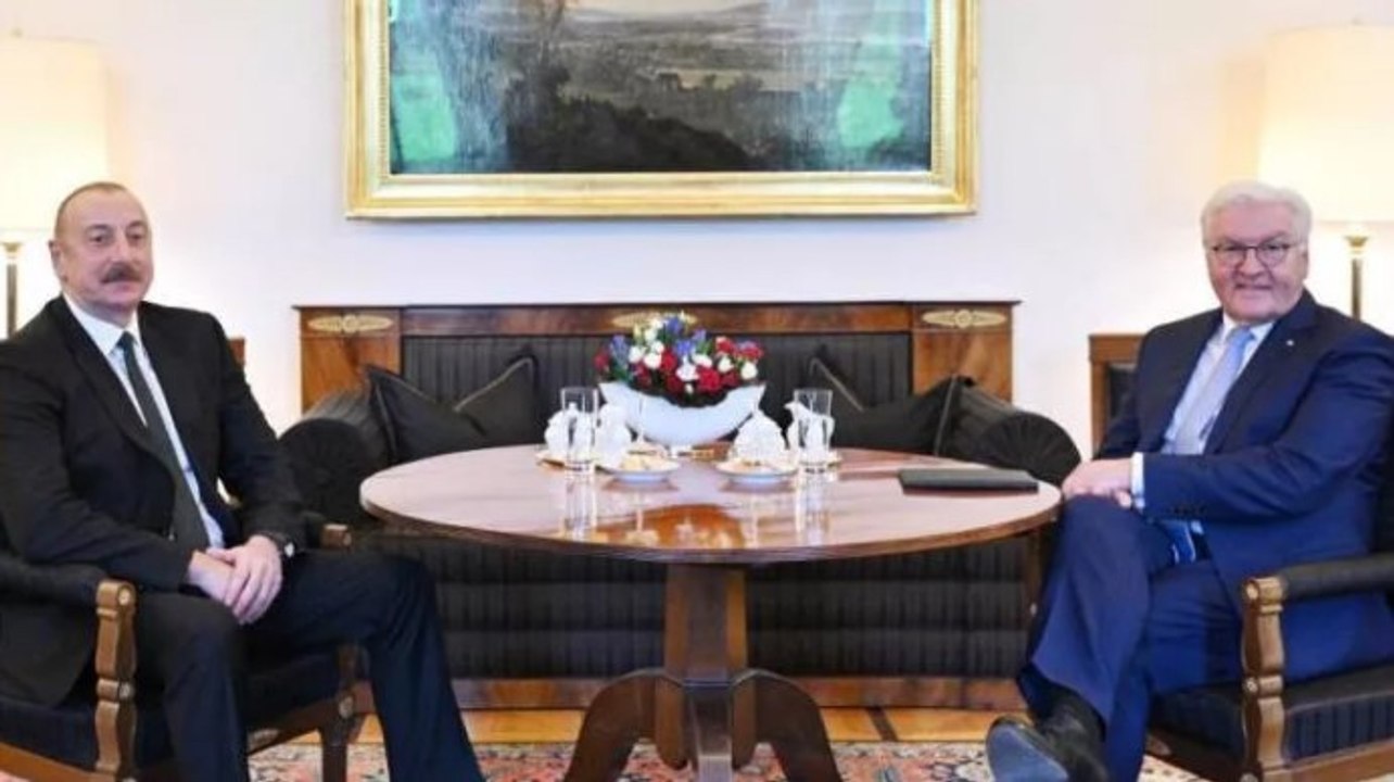 Azerbaycan Cumhurbaşkanı İlham Aliyev ve Alman mevkidaşı Steinmeier ...