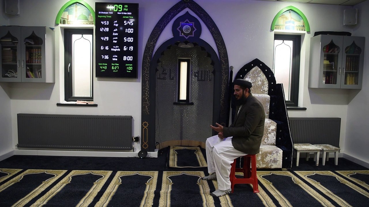 Imam Abdul Rasool Alwari at Raza Mosque, Preston, explaining Ramadan ...